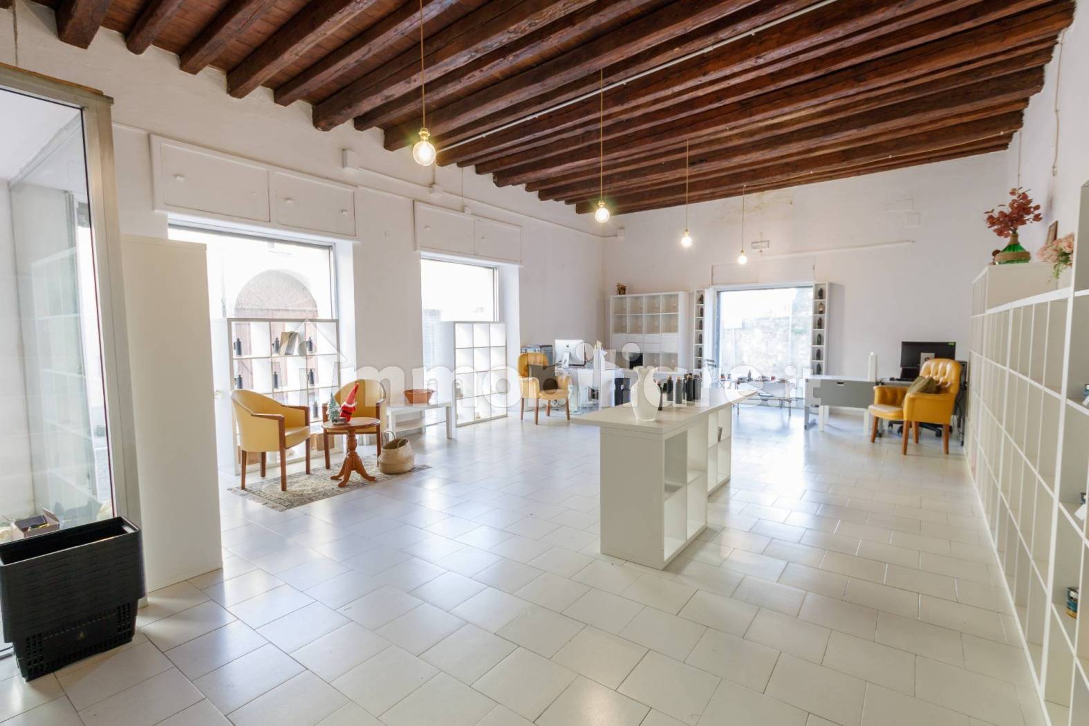 Locale commerciale in Vendita