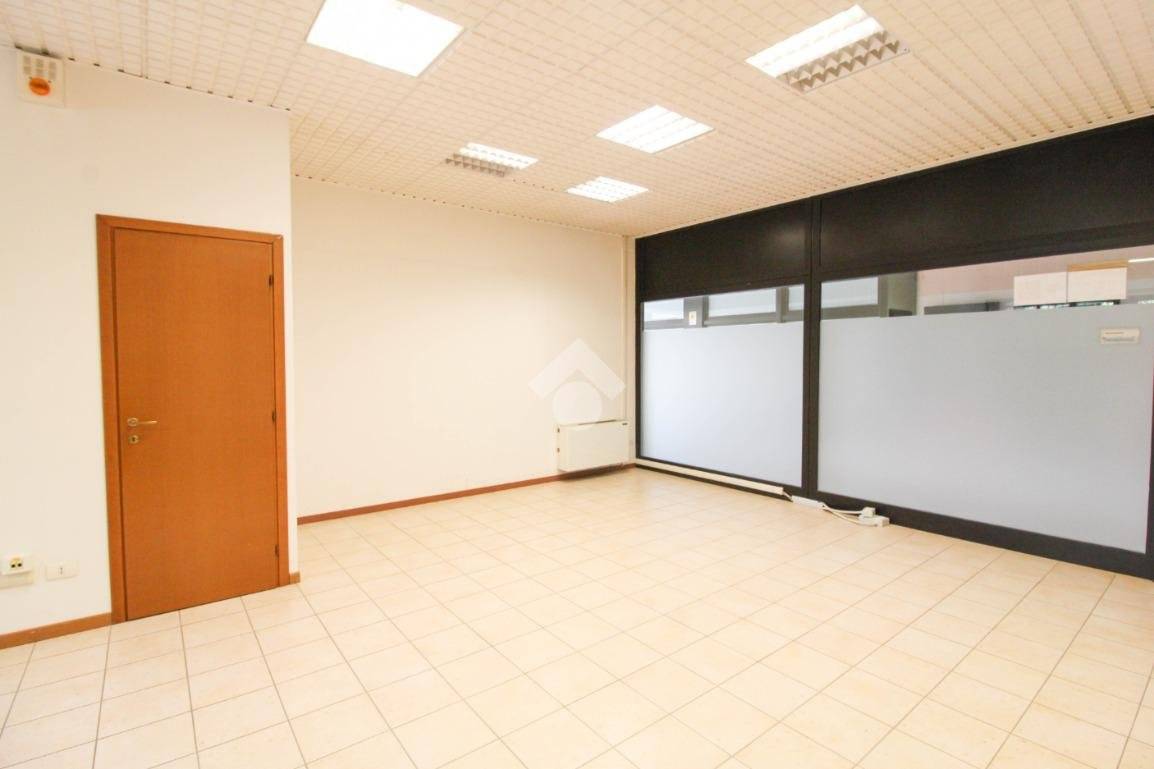 Locale commerciale in Vendita