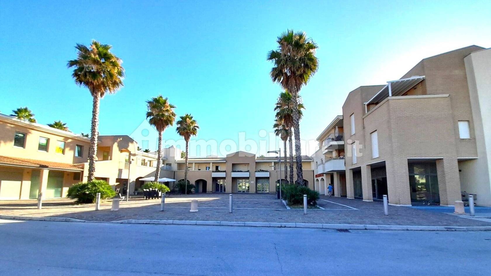 Locale commerciale in Vendita