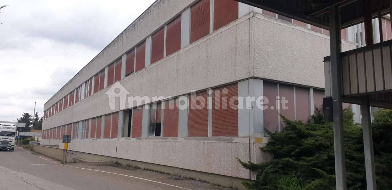 Locale commerciale in Vendita