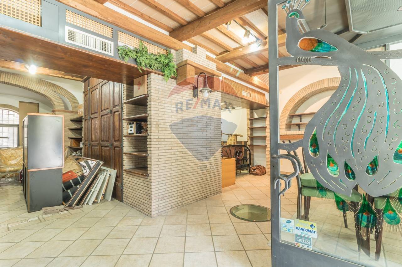 Locale commerciale in Vendita