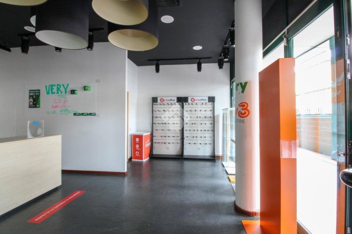 Locale commerciale in Vendita