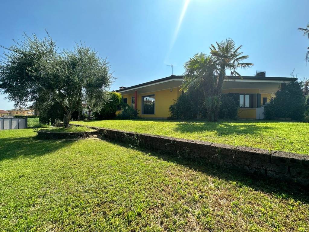 Vendita Villa unifamiliare Isola Rizza. Buono stato, posto auto ...