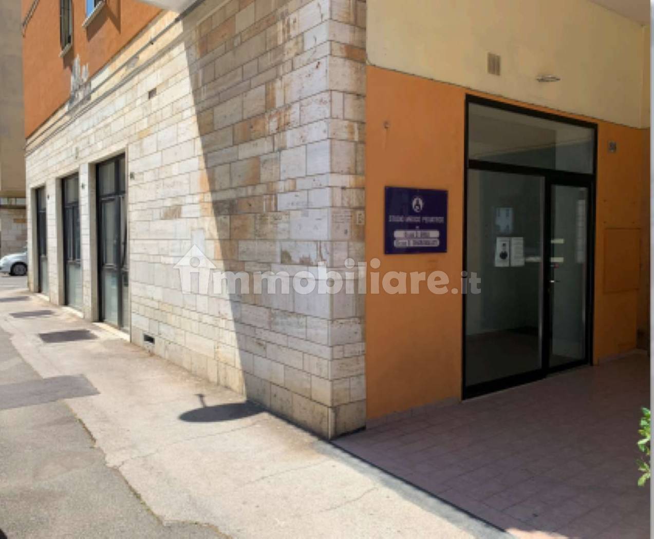 Locale commerciale in Vendita