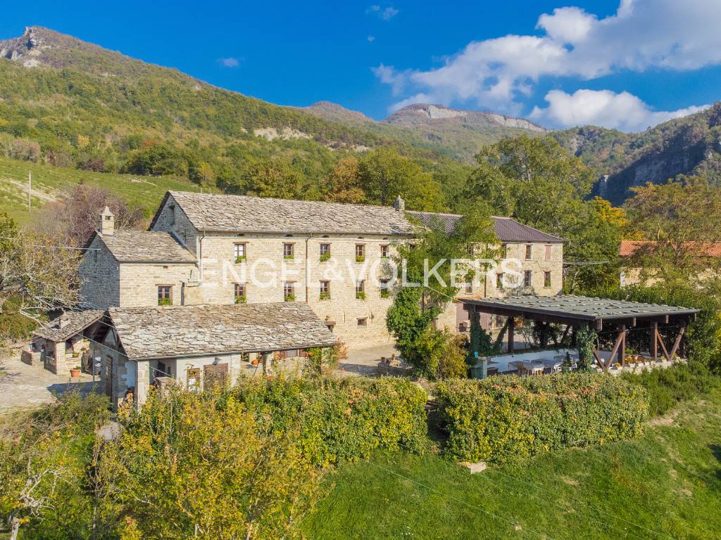 Vendita Casale in Località Predario Bardi. Ottimo stato, posto auto ...