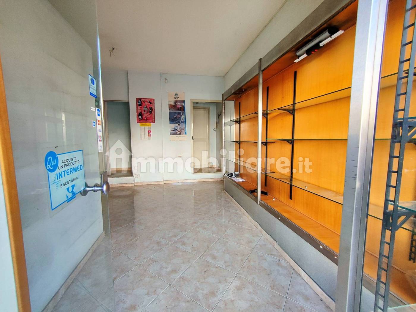 Locale commerciale in Vendita
