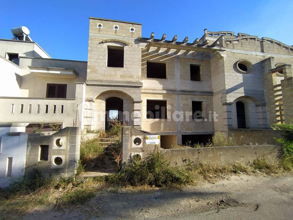 Vendita Rustico in via Andrea Costa Racale. Da ristrutturare, posto ...