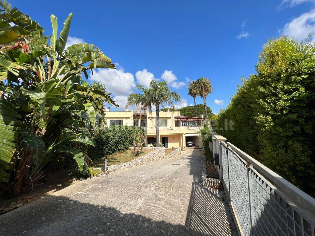 Vendita Villa unifamiliare in via Merine Lecce. Ottimo stato, posto ...