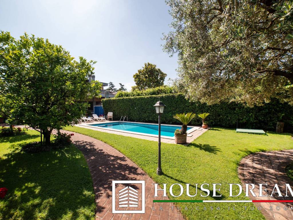 Vendita Villa unifamiliare in via Alfredo De Luca 31 Roma. Ottimo stato ...