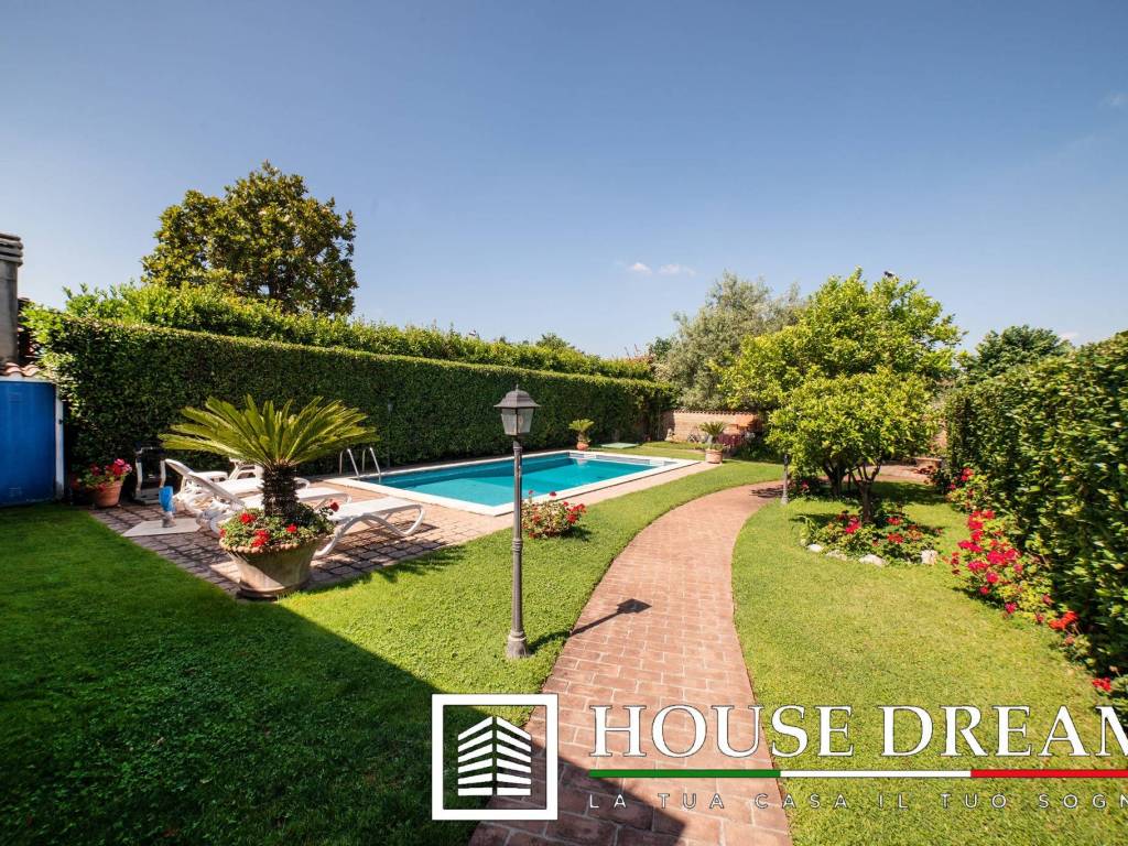 Vendita Villa unifamiliare in via Alfredo De Luca 31 Roma. Ottimo stato ...