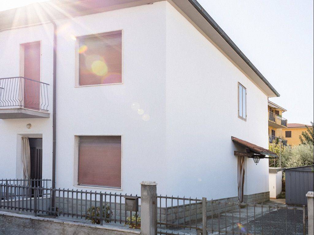 Vendita Villa a schiera in via Toscana 1 Prato. Buono stato, posto auto ...