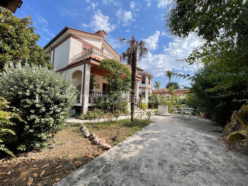 Sale Two-family villa in via Verginia Tonelli 14 Rome. Good condition ...