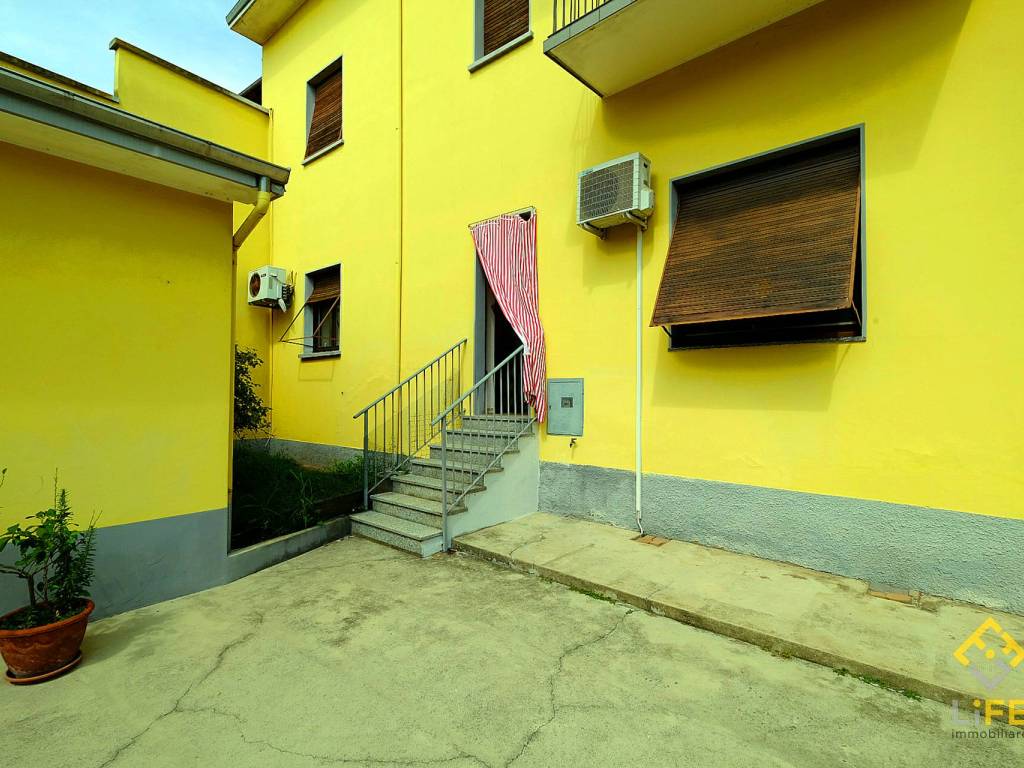 Vendita Villa bifamiliare in viale Leonardo da Vinci 32 Galliate. Buono ...