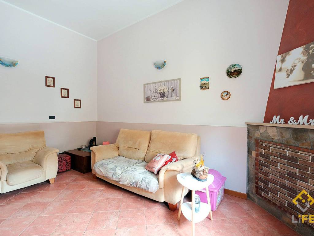 Vendita Villa bifamiliare in viale Leonardo da Vinci 32 Galliate. Buono ...