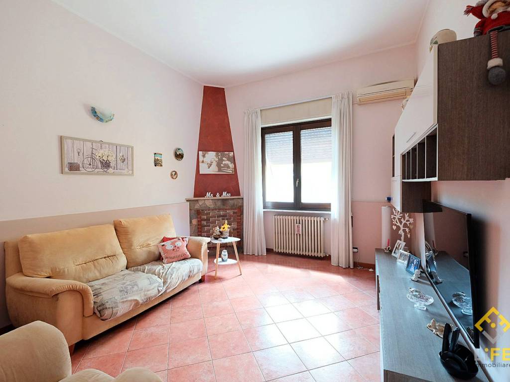 Vendita Villa bifamiliare in viale Leonardo da Vinci 32 Galliate. Buono ...