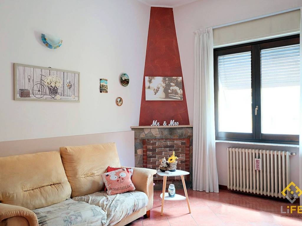 Vendita Villa bifamiliare in viale Leonardo da Vinci 32 Galliate. Buono ...