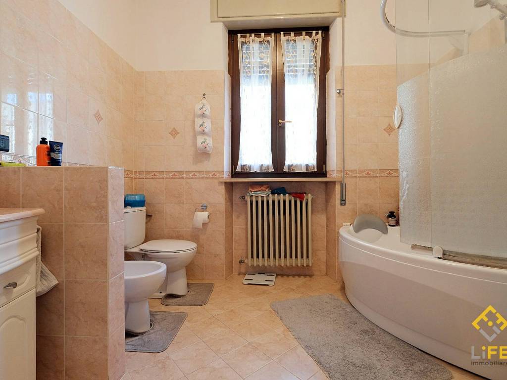 Vendita Villa bifamiliare in viale Leonardo da Vinci 32 Galliate. Buono ...