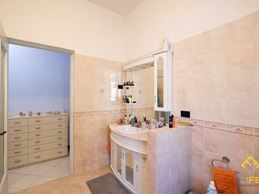 Vendita Villa bifamiliare in viale Leonardo da Vinci 32 Galliate. Buono ...