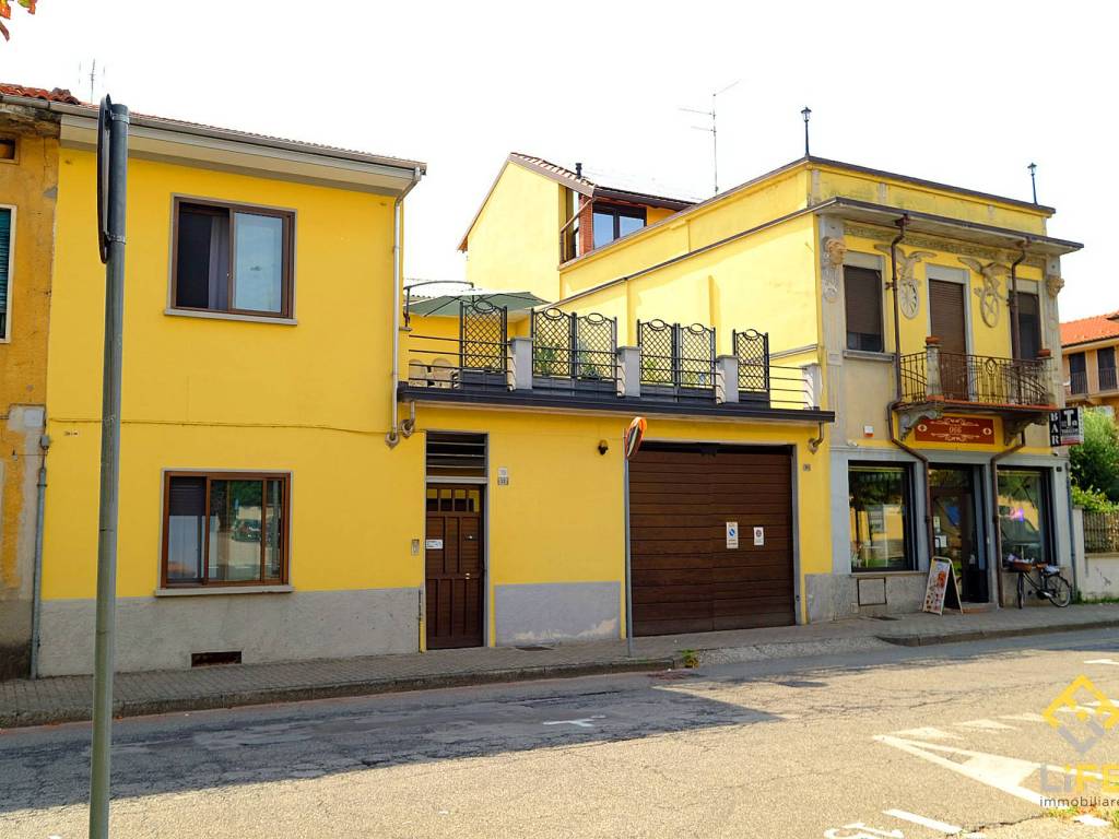 Vendita Villa bifamiliare in viale Leonardo da Vinci 32 Galliate. Buono ...