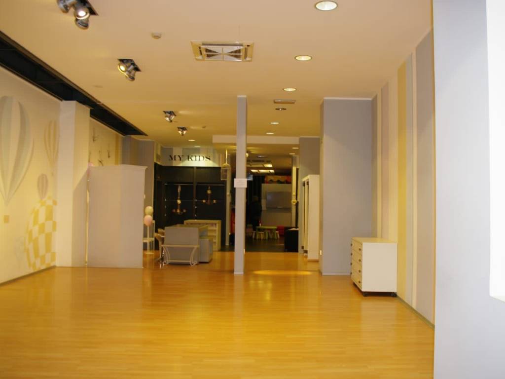 Locale commerciale via Edmondo De Amicis 10A, Vigevano, Rif. 106344967 ...