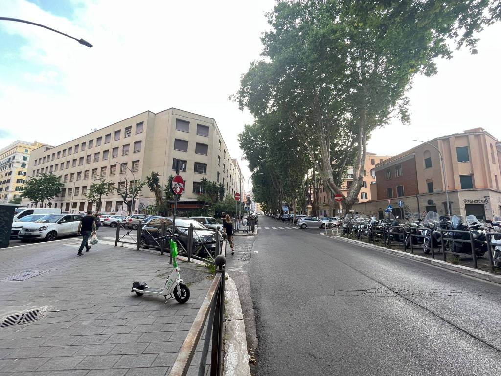 Locale commerciale via Pomezia 46, Roma, Rif. 106367783 - Immobiliare.it