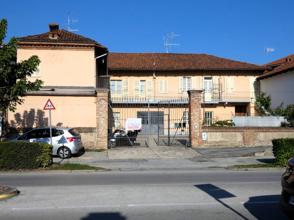 Palazzo - Edificio viale Madonna dei Fiori, Bra, Rif. 106409305 ...