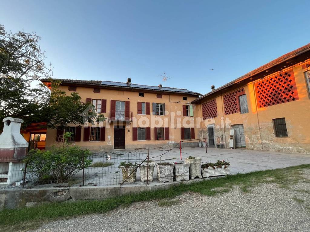 Vendita Rustico in Strada San Carlo 6 Costigliole d'Asti. Buono stato ...