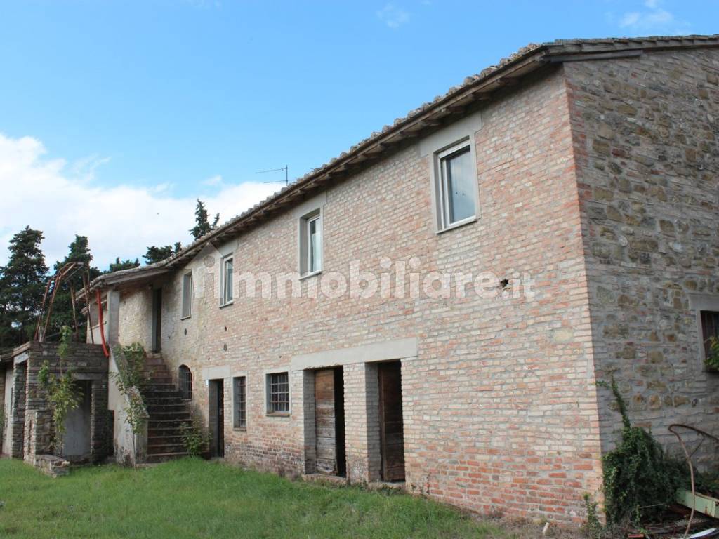 Vendita Casale in Strada Tiberina Nord, 199 Perugia. Da ristrutturare ...