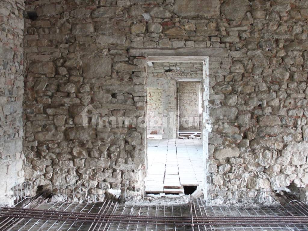 Vendita Casale in Strada Tiberina Nord, 199 Perugia. Da ristrutturare ...