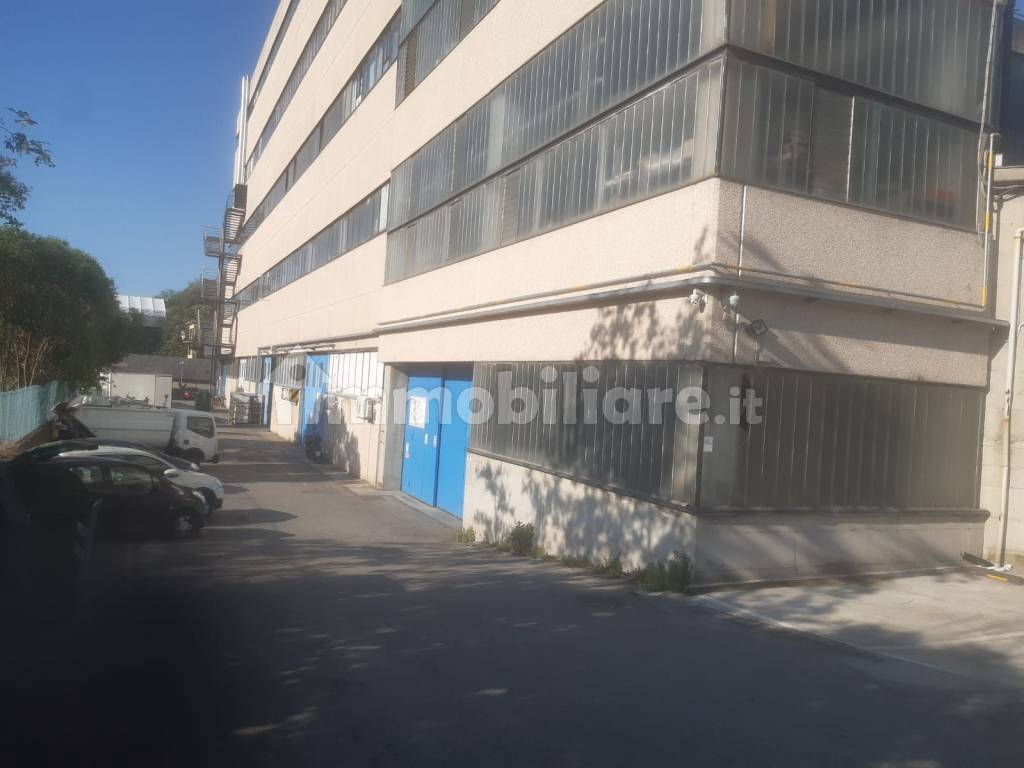 Capannone via Castel Morrone, Genova, Rif. 106638941 - Immobiliare.it