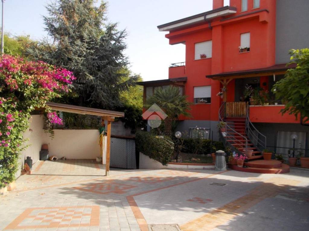 Vendita Villa bifamiliare in via Mario Dodaro 10 Castrolibero. Buono ...