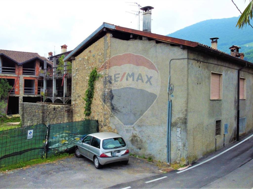 Vendita Rustico Casazza. Da ristrutturare, 2050 m², rif. 106875843