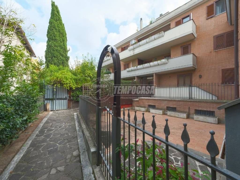 Vendita Appartamento Roma. Trilocale in via Rosa Gattorno 46. Buono ...