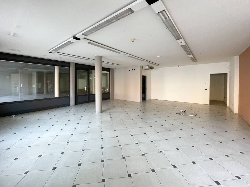 Locale commerciale via Bruno Rodella 8, Guidizzolo, Rif. 102343748 ...