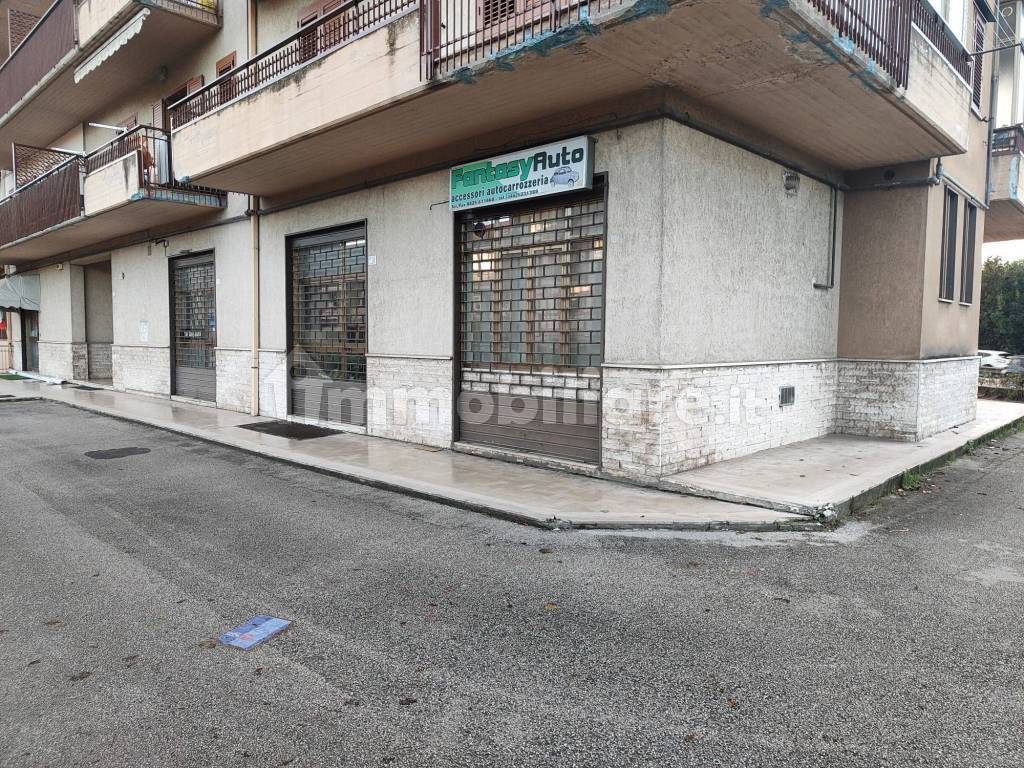 Locale commerciale via Michele Capozzi, Atripalda, Rif. 107134837 ...