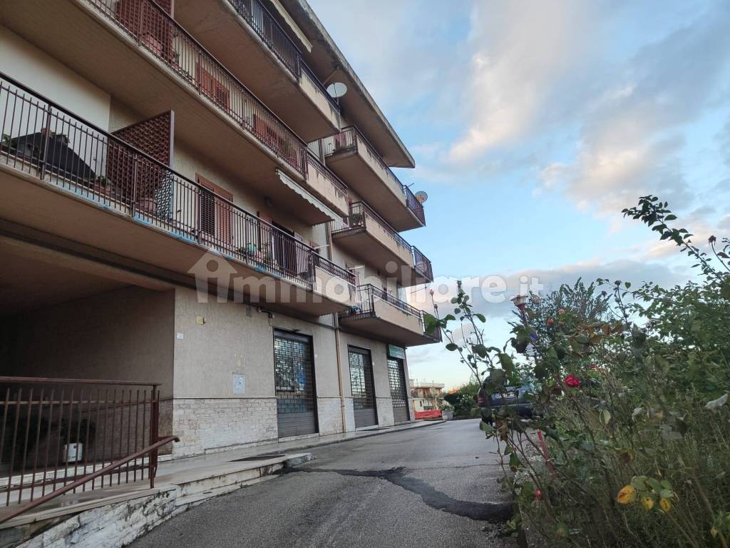 Locale commerciale via Michele Capozzi, Atripalda, Rif. 107134837 ...