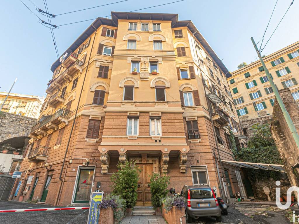Vendita Appartamento in via felice romani 6. Genova. Da ristrutturare, secondo piano, con ...