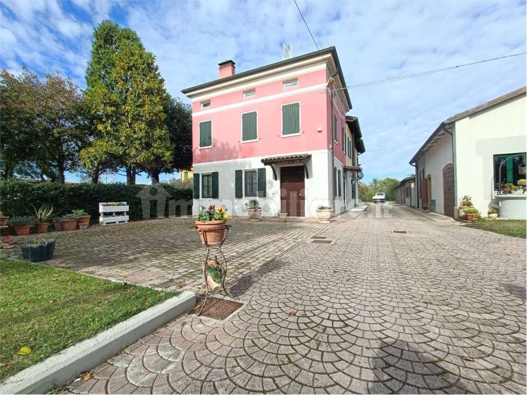 Vendita Villa bifamiliare in via 1 maggio, 1400 San Felice sul Panaro ...