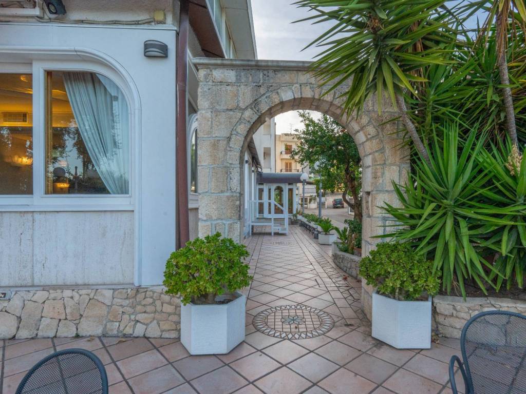 Hotel piazza Giuseppe Turati 3 - 4, Mattinata, Rif. 107250075 ...