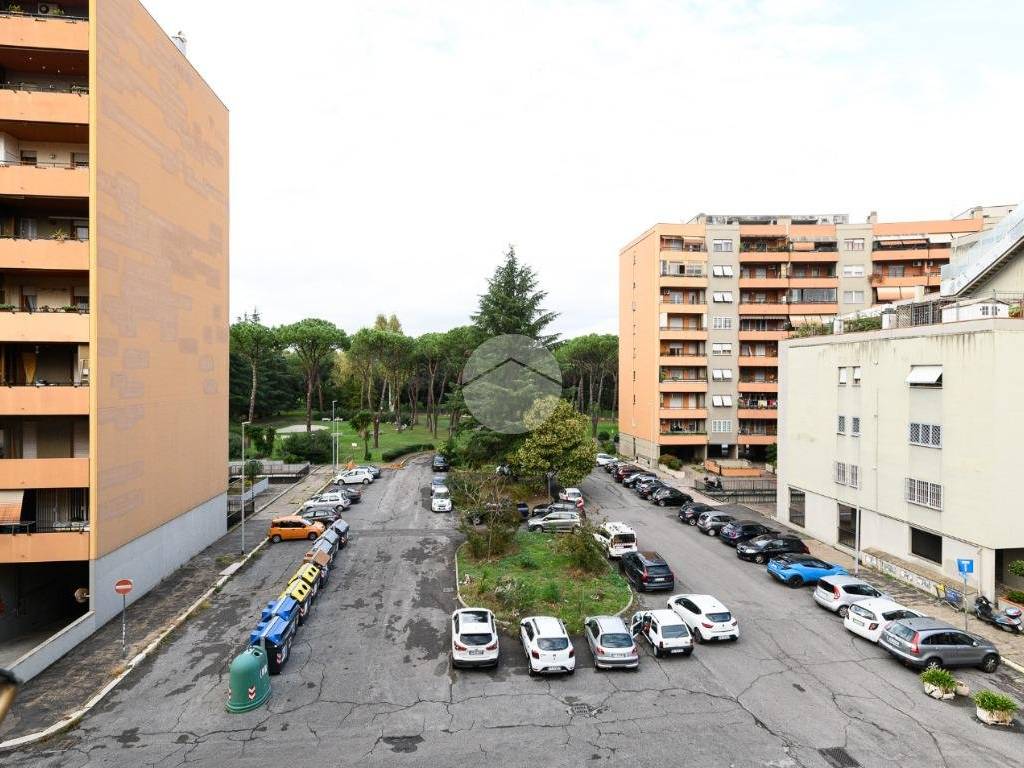Vendita Appartamento in via Ercole Marazza. Roma. Da ristrutturare, terzo piano, posto auto, con ...