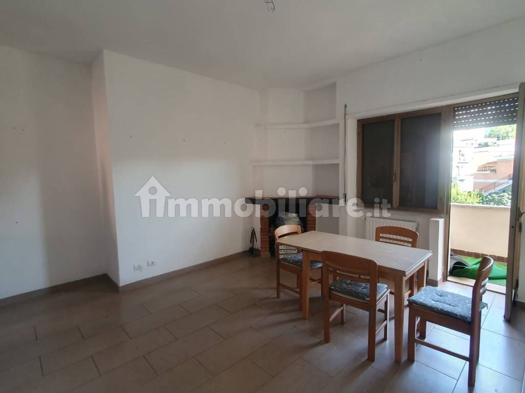 Affitto Appartamento Roma. Trilocale in via del Risaro 120. Ottimo ...