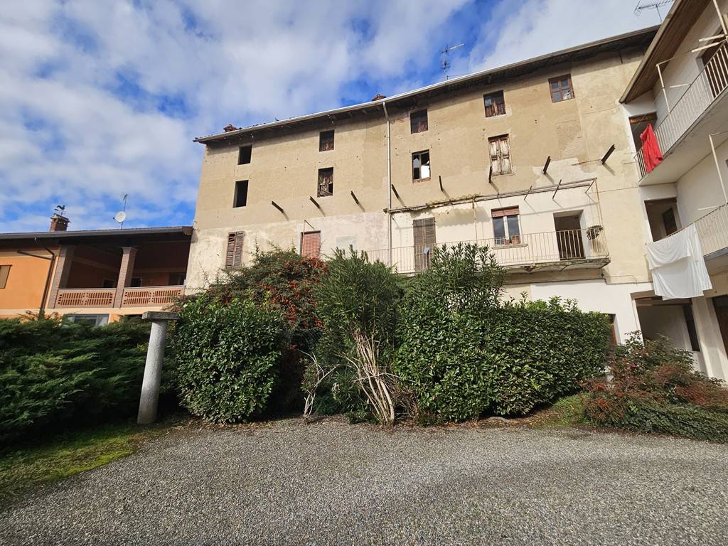 Palazzo - Edificio via Roma 35, Briona, Rif. 107403721 - Immobiliare.it