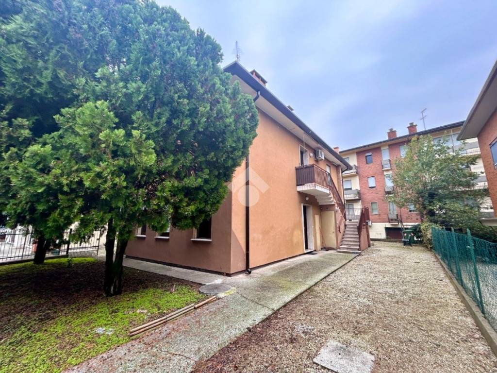 Sale Two-family villa in via Michele Montaigne Padua. Good condition ...