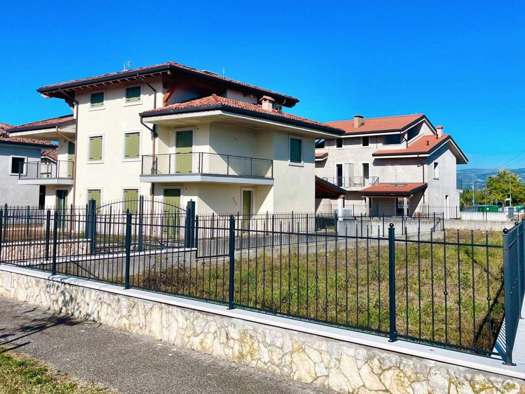 Vendita Villa bifamiliare in via Maria Callas Verona. Nuova, posto auto ...
