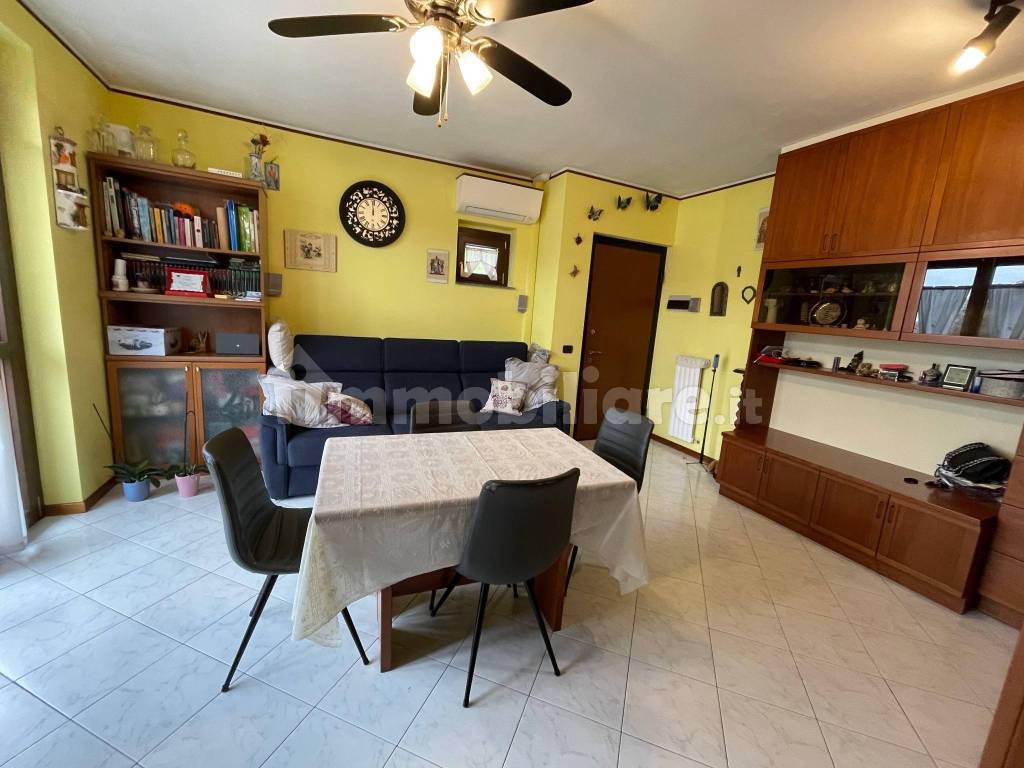 Vendita Appartamento Vermezzo con Zelo. Trilocale in via Emilia. Buono ...