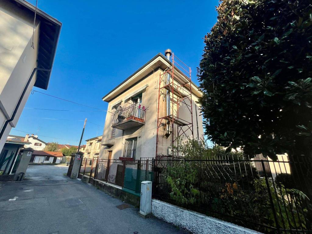 Vendita Terratetto unifamiliare Sovico. Ottimo stato, con balcone ...