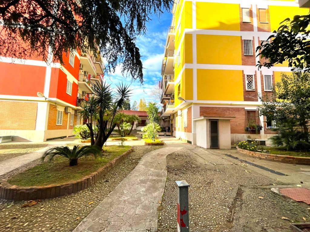 Vendita Appartamento Roma. Bilocale in via Luca Ghini. Da ristrutturare ...