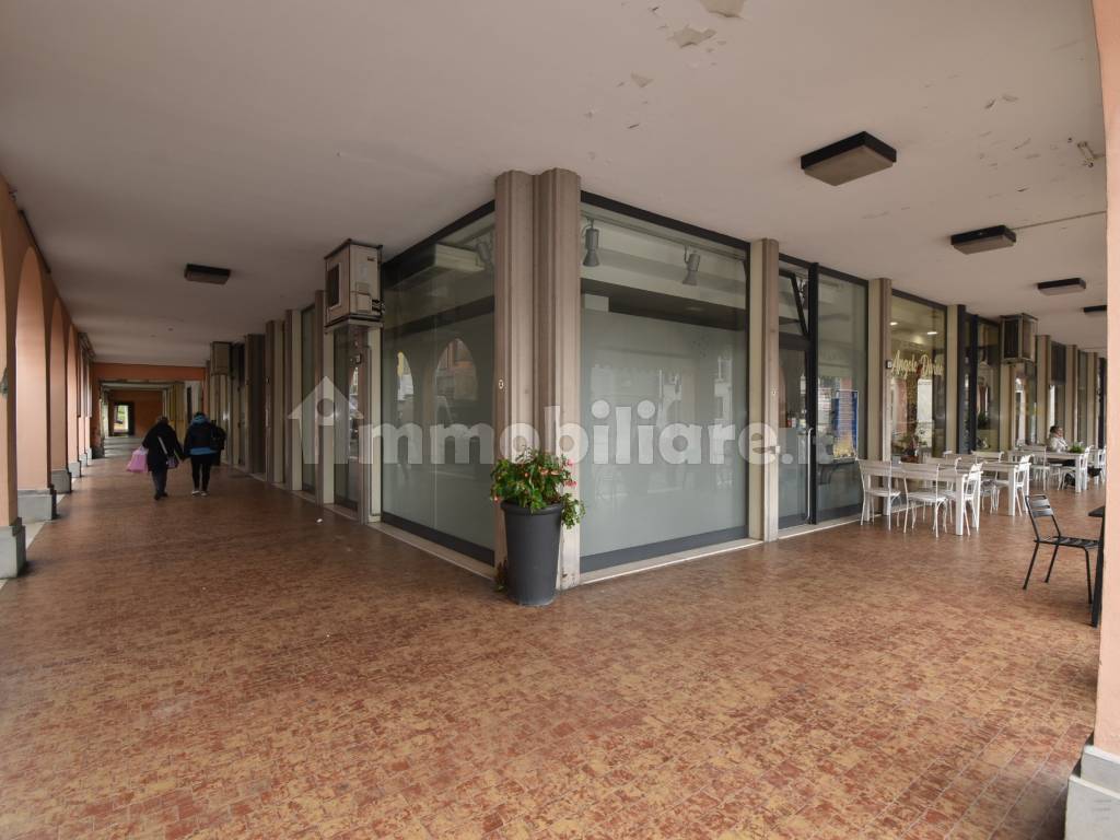 Locale commerciale piazza Giacomo Matteotti 4, Brescello, Rif ...