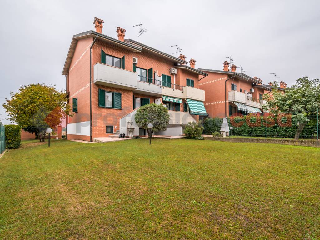 Vendita Villa a schiera in via Toscana Vermezzo con Zelo. Buono stato ...
