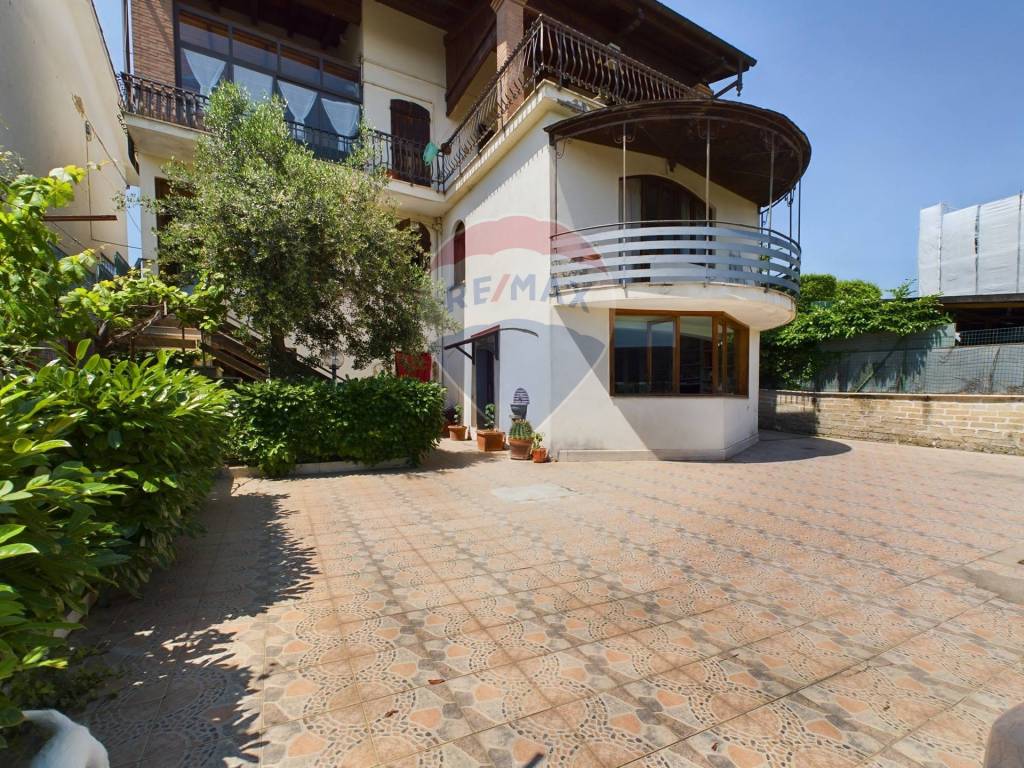 Sale Two-family villa in viale Parigi 21 Riano. Good condition, parking ...